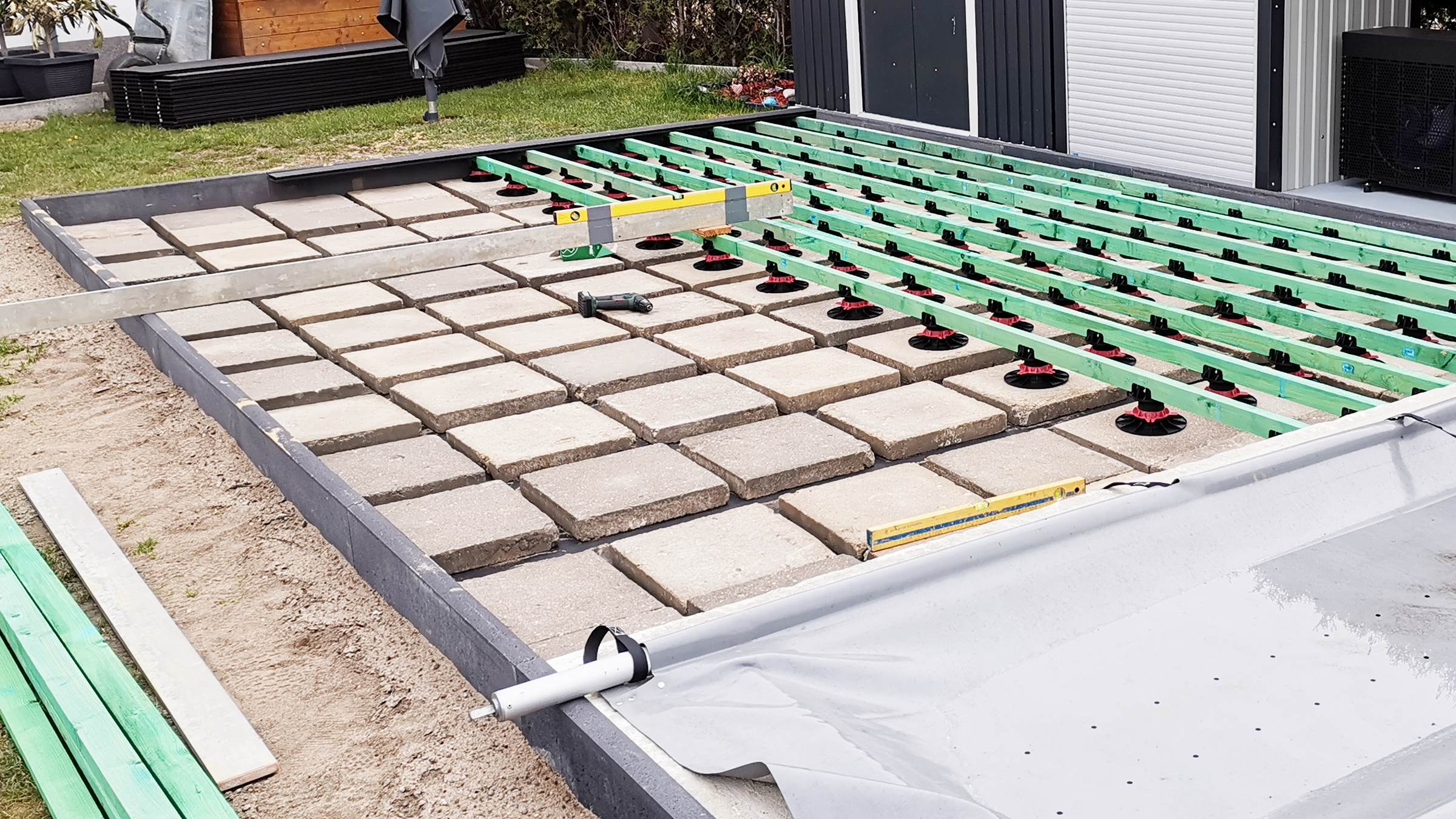 Terrasse selber bauen – mit Stelzlager und WPC-Dielen - DIY